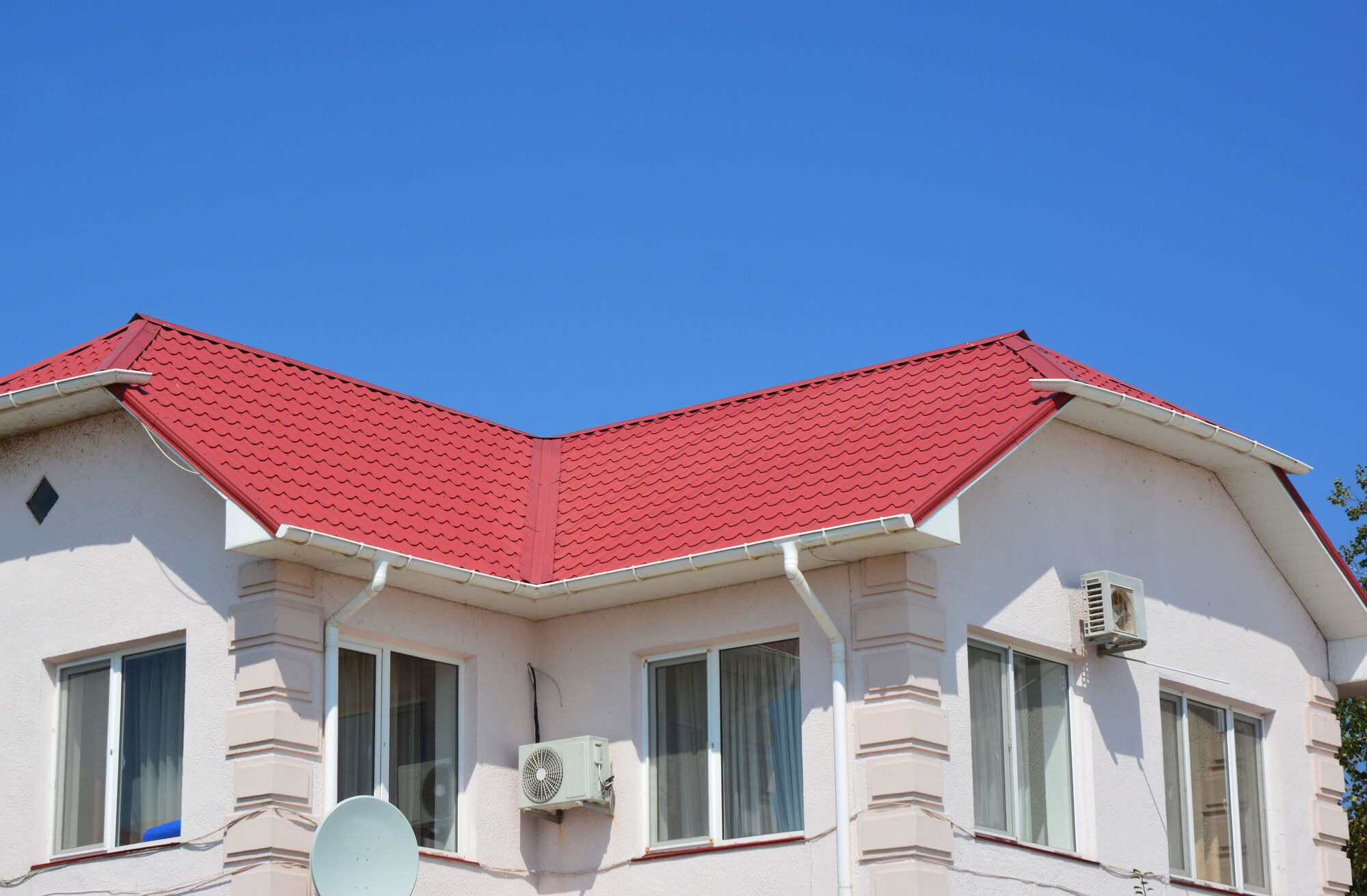 Dach naczółkowy. Jak wygląda taka konstrukcja dachu?